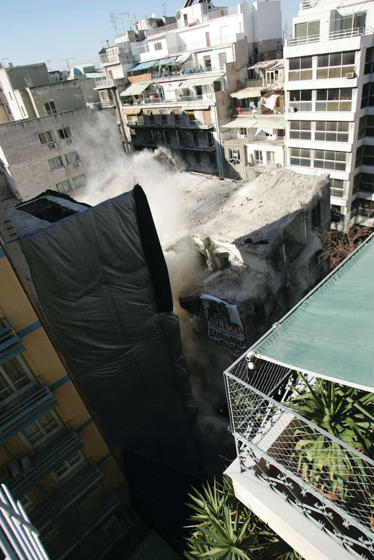 5-Stage Demolition Process Guides Implosion of 5-story Building | For ...