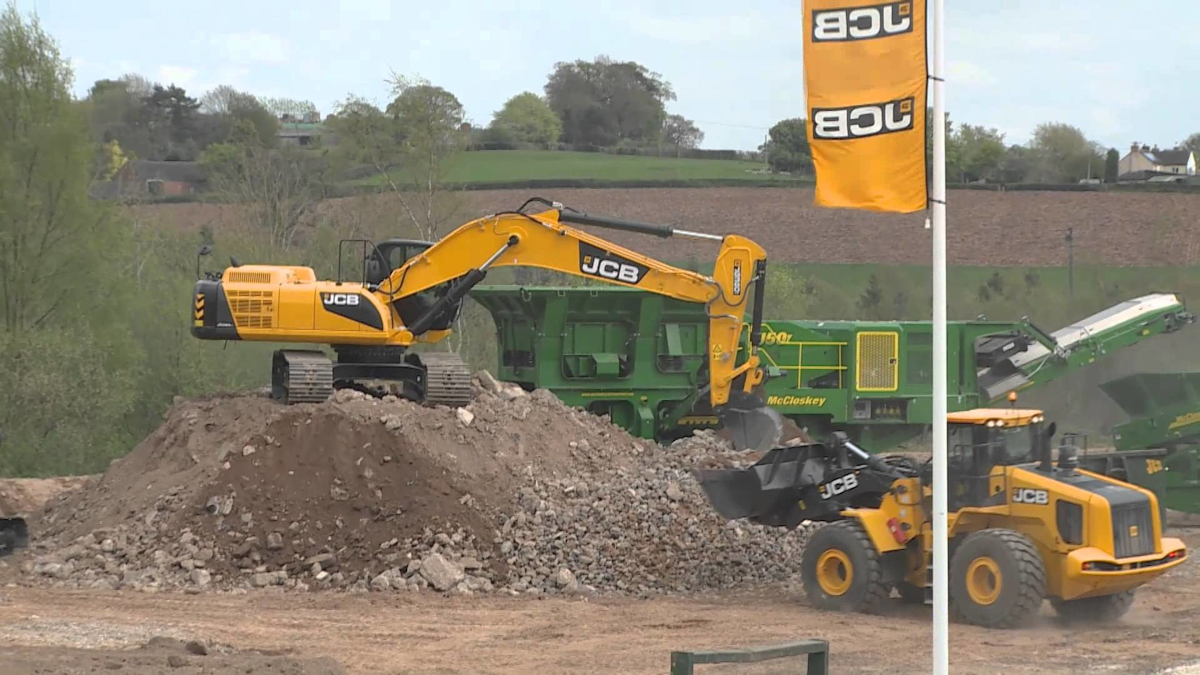 Video: JCB JS360 Crawler Excavator | For Construction Pros