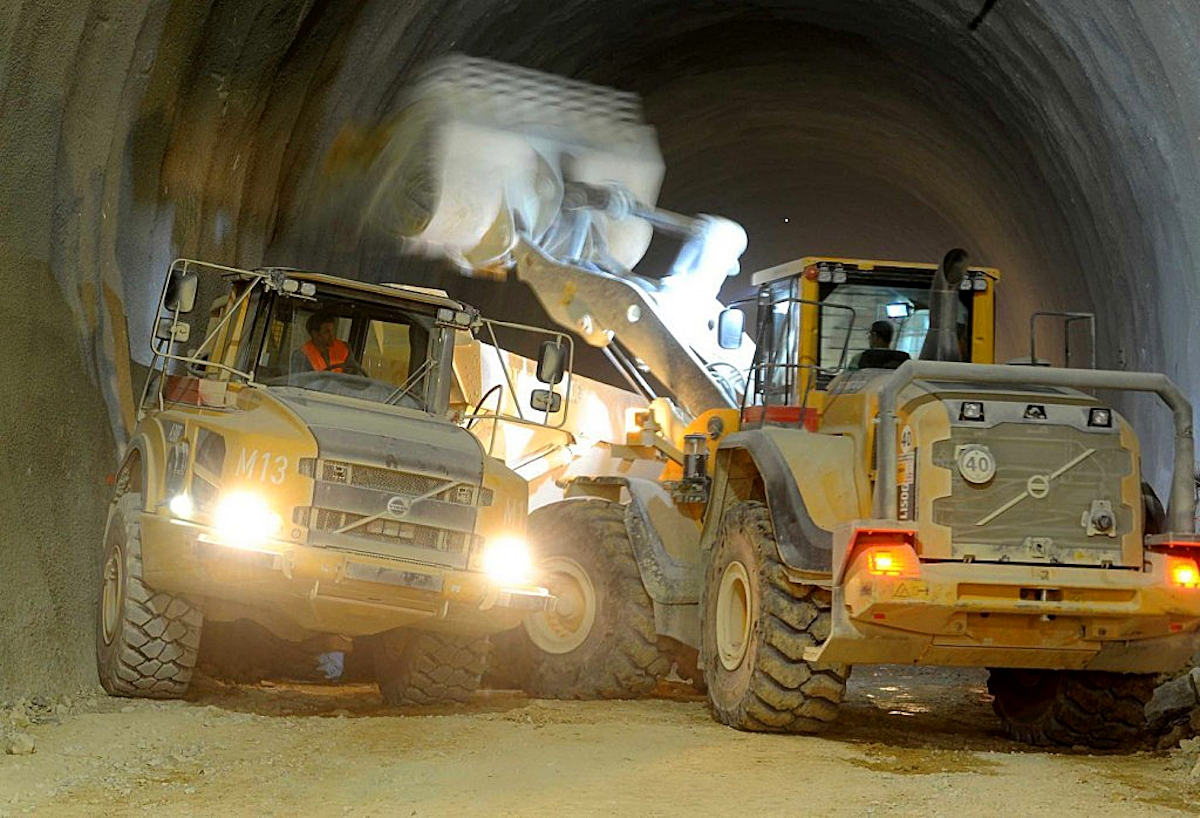 19 Volvo Loaders and Haulers Working 24/7 On Germany Rail Line Tunnel ...