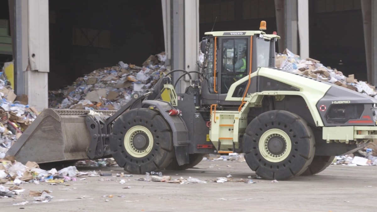 [Video] Waste Management Operators Share Experience with Volvo LX1 ...