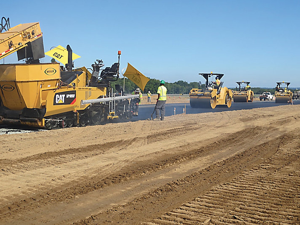 Caterpillar 1055F Asphalt Paver From: Caterpillar - Cat | For ...