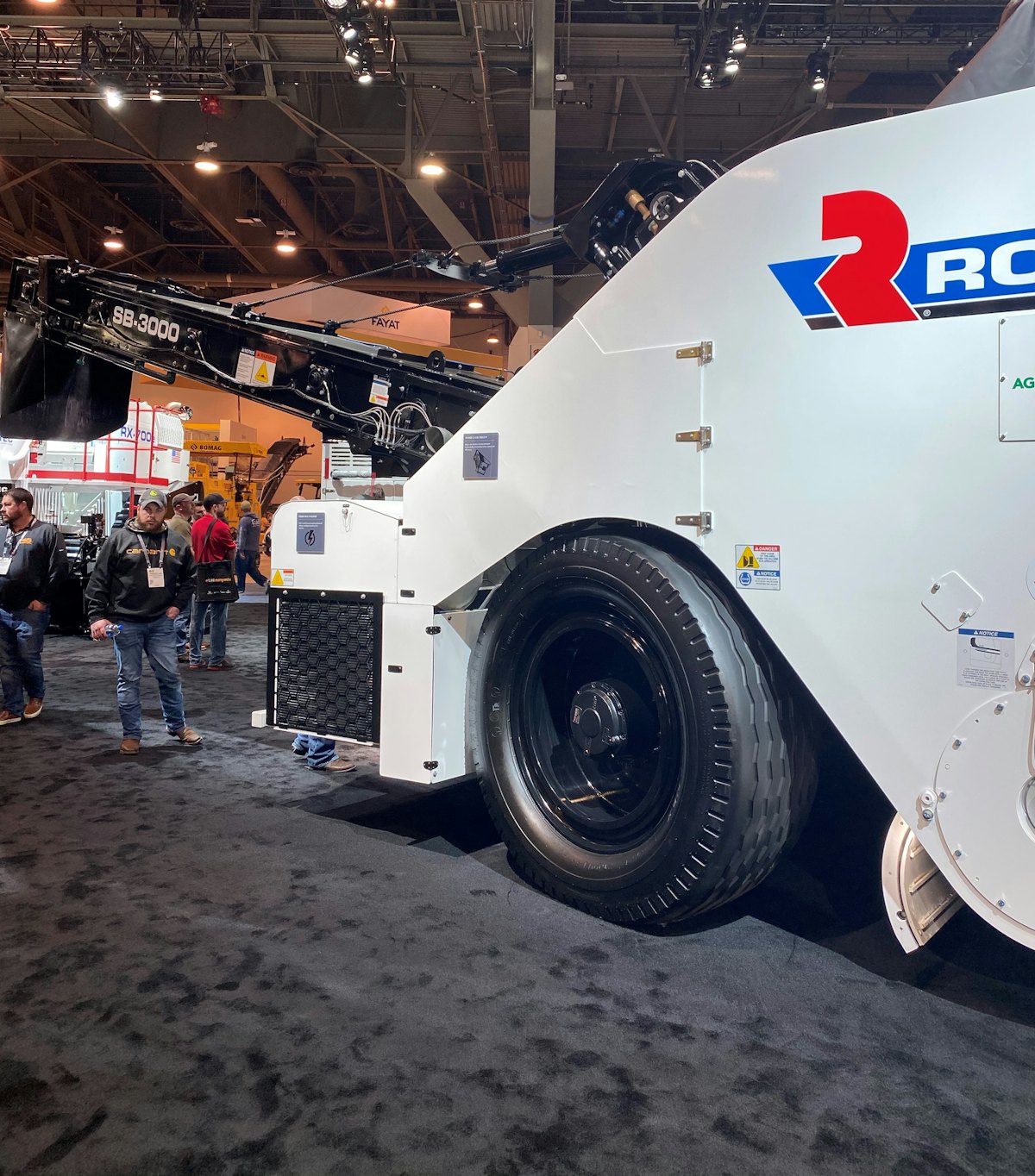 [VIDEO] Roadtec SB-3000 Material Transfer Vehicle | For Construction Pros