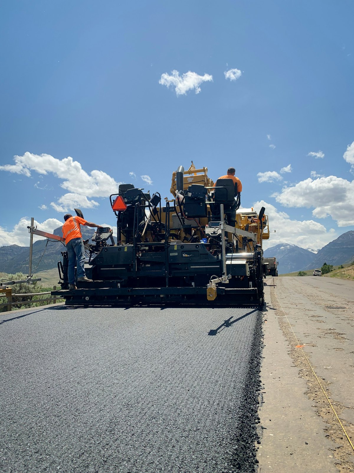 Axenox Screed Plate System for Asphalt Pavers Achieves Higher Density ...