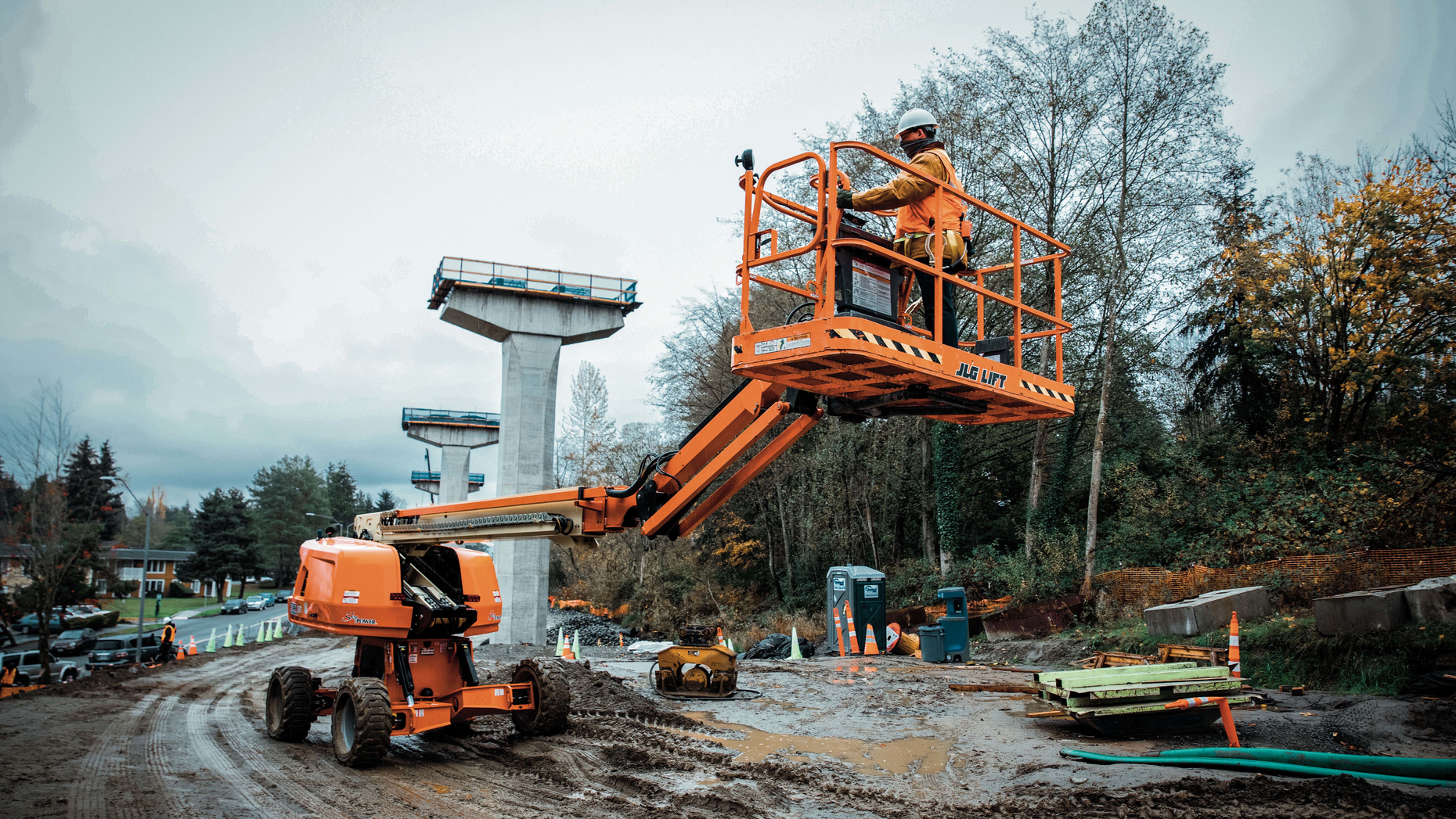 JLG Introduces New Self-Leveling Boom Lift From: JLG Industries Inc ...