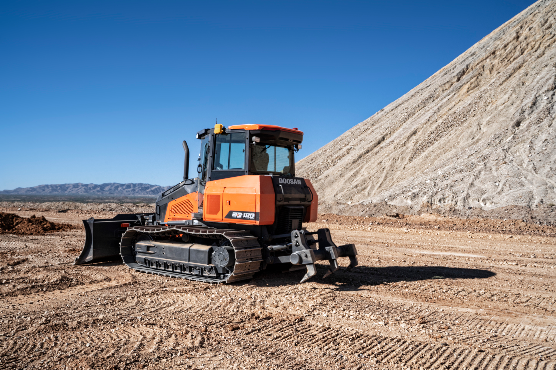Doosan Unveils First Dozer Model. DD100 Coming in 2022 (VIDEO) | For ...