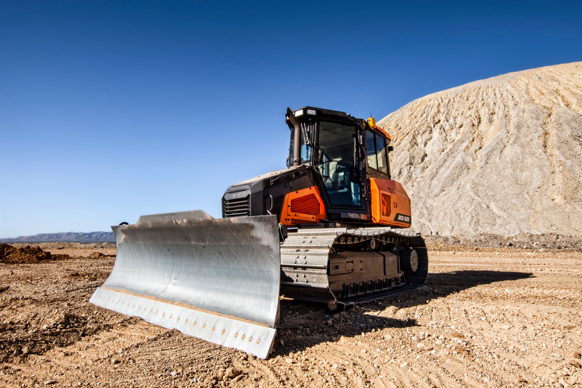 Doosan Unveils First Dozer Model. DD100 Coming in 2022 (VIDEO) | For ...