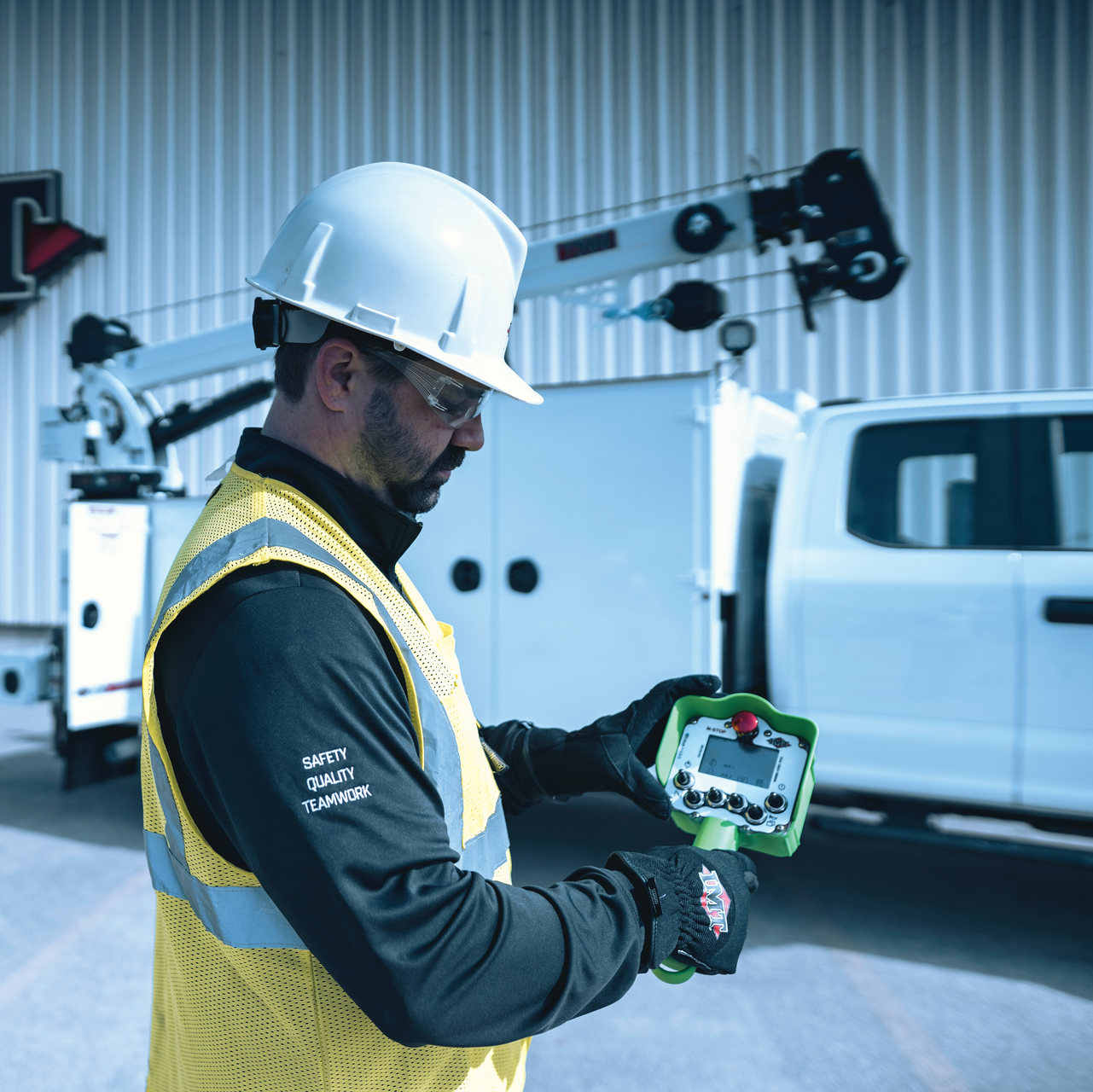 IMT Displays Battery Powered Telescopic Crane, CMD.CTRL System at Work ...