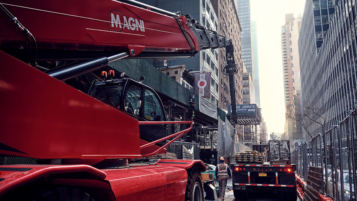 Magni Rotating Telescopic Handler for Construction in Cities and Tight ...