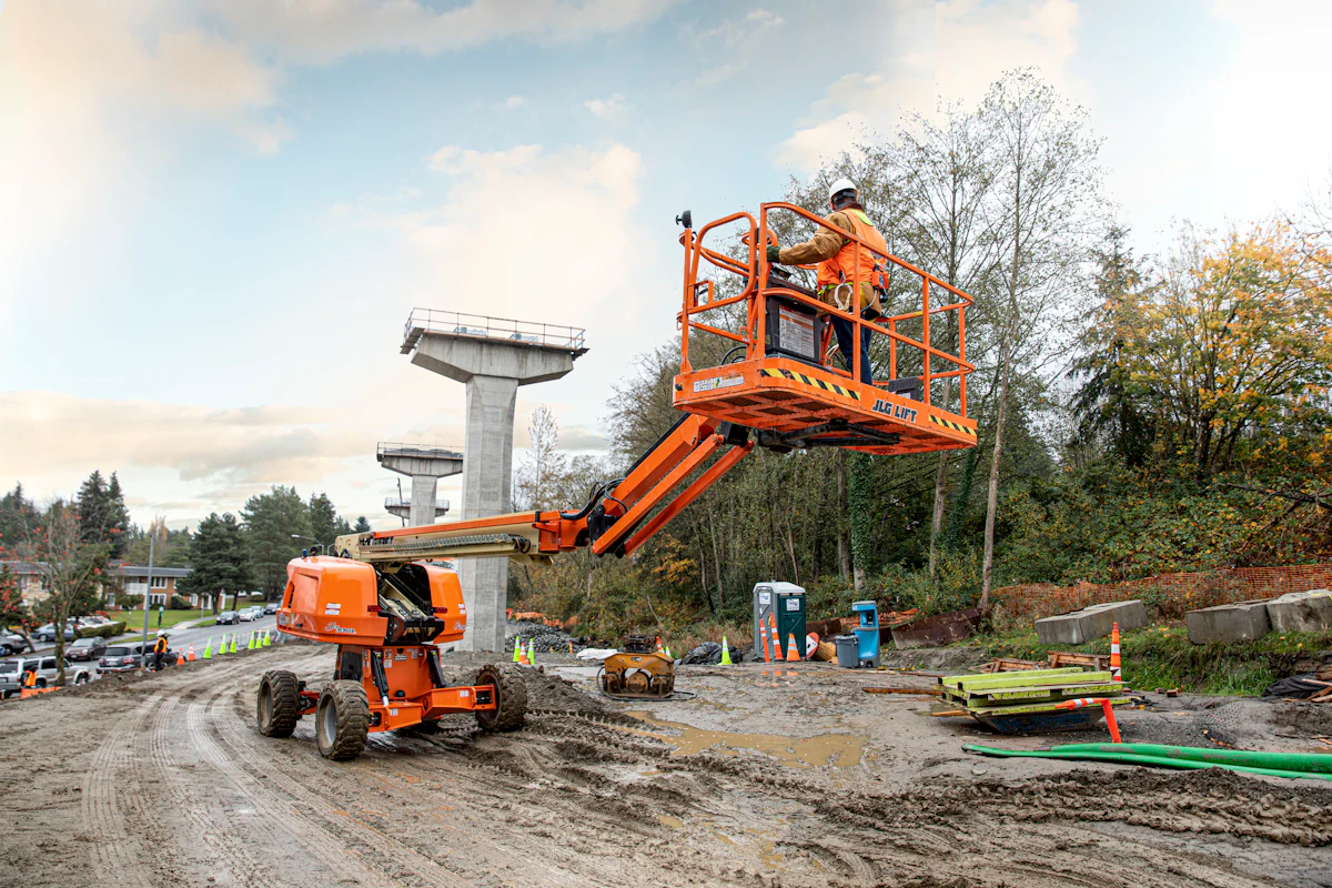 JLG 670SJ Self-Leveling Boom Lift From: JLG Industries Inc. | For ...