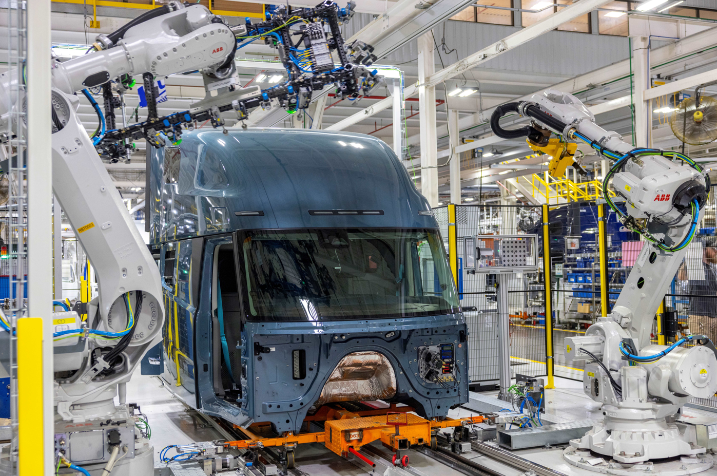 Volvo Trucks Begins Series Production of Volvo VNL | For Construction Pros