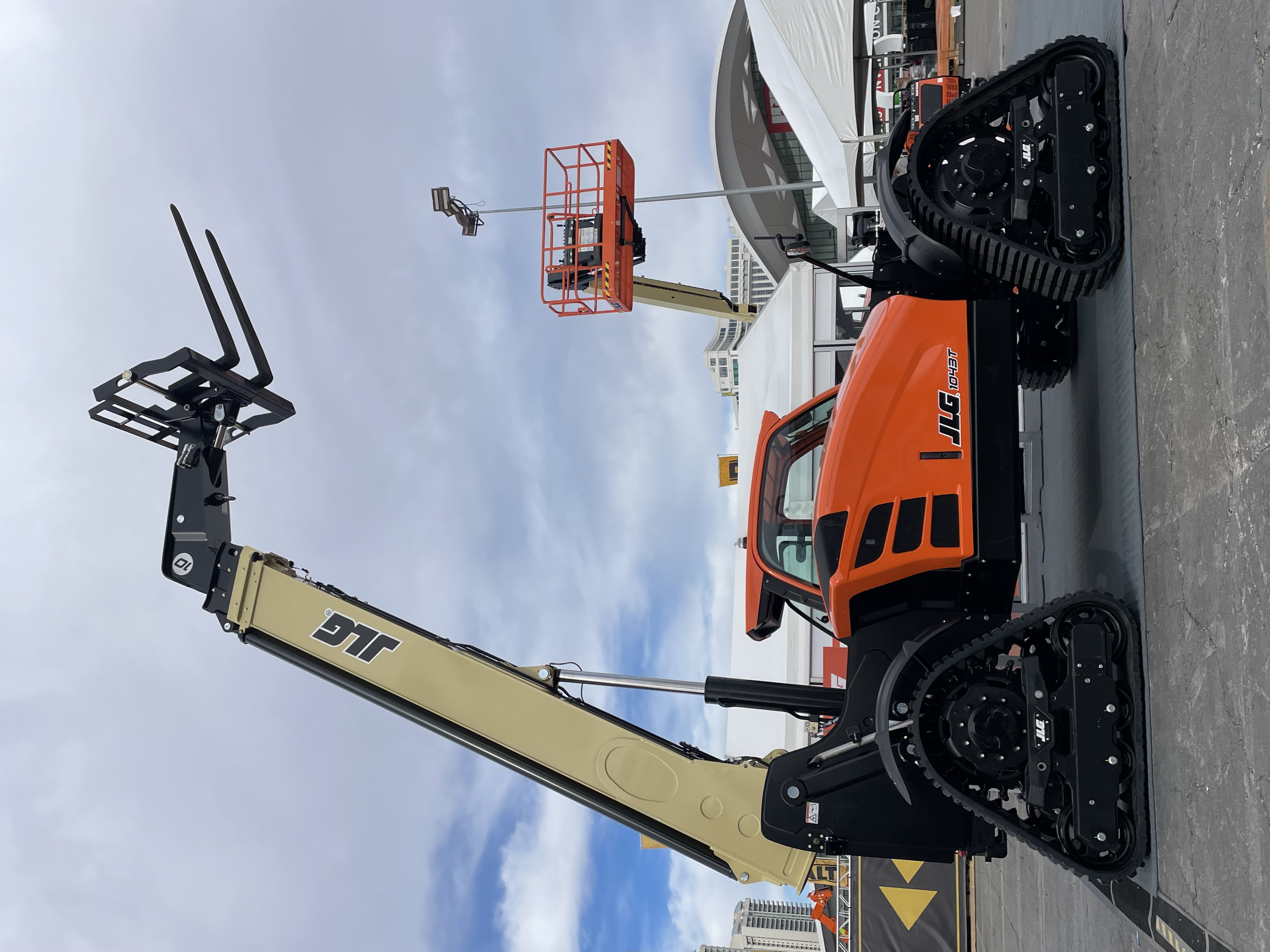 JLG Previews Tracked Telehandler Concept for Challenging Jobsite ...